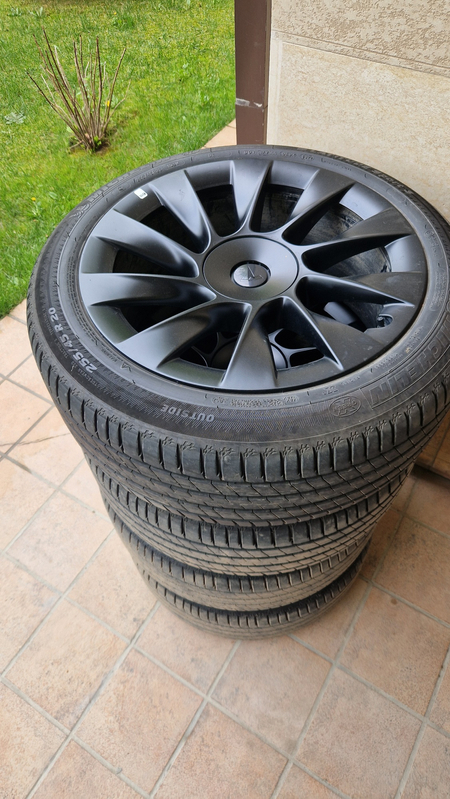 255/45R20 Tesla MY 2022