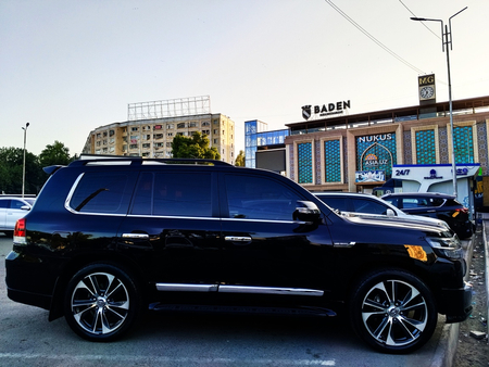 Land Cruiser 200 sotiladi 65.000$