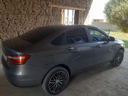 Lada vesta juda yaxshi minilgan.