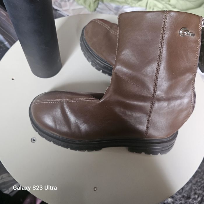 Продаются женские ботинки