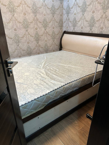 Кровать большая для спальни