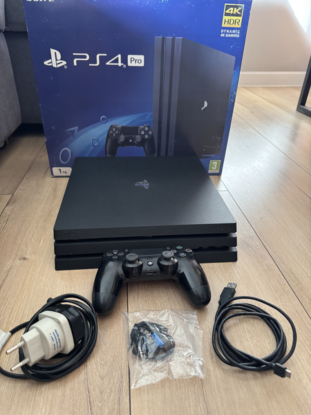 Продается Playstation 4 Pro 1 Tb с 18 дисками