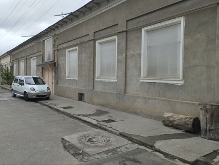 Nazarbek hovli sotiladi
