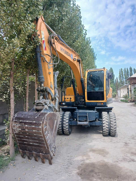 Ekskavator HYUNDAI 140W sotiladi