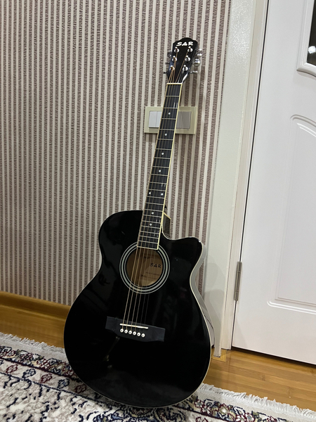 Sar Gitara sotiladi