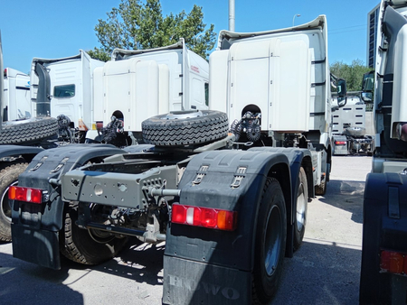 Тягач Howo A7 6x4 CNG