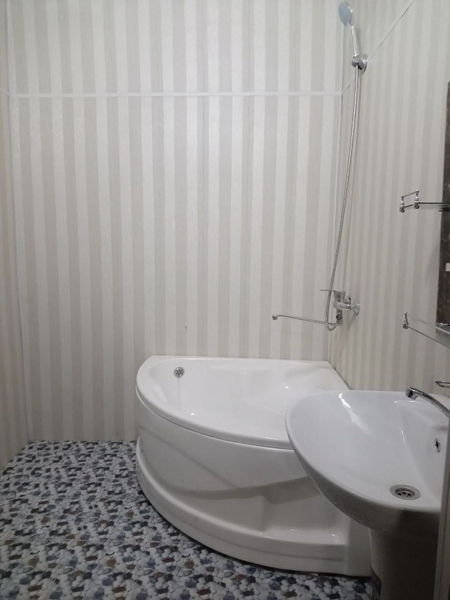 Barkamol avlod roʻparasida 9 etajkada 7 etajda 2 xonali uy 77 kv