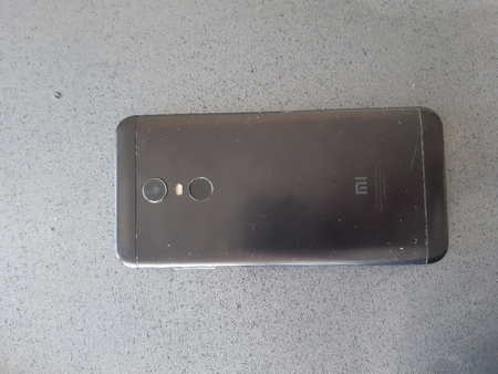 Telefon sotiladi.Redmi 5 plyus.radnoy steklosi singan