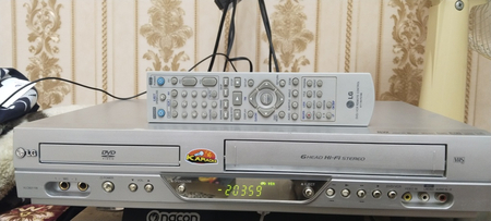 Продается видео vhs+dvd+karaoke производитель LG
