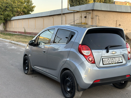 spark sotiladi 2015 yil 52000 km yurgan