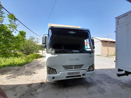 Isuzu yuk furgoni