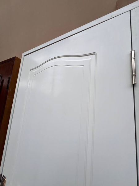 Mdf eshik standart razmerda. Rangi oq. Ruchka,karona, nalichnigi bor.