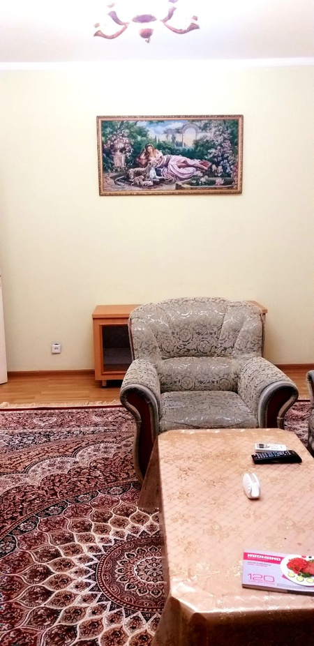 Қўйлиқда хозяйкали, 2 хонали уйнинг битта хонасини бераман.