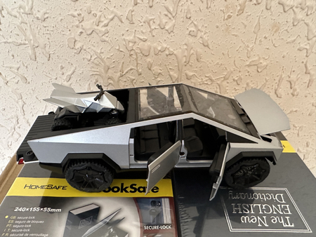 Моделька машин Tesla Cybertruck