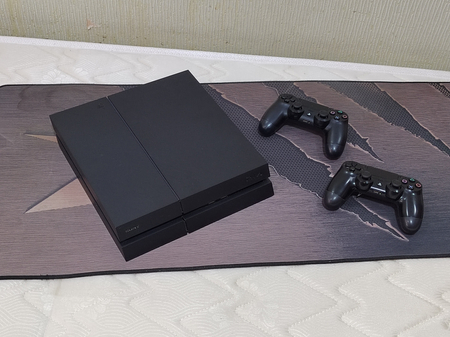 Playstation 4 Fat, 1 TB.
