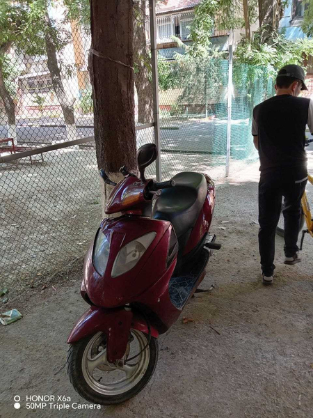 Skuter 150 kub, kaskasi bilan beriladi