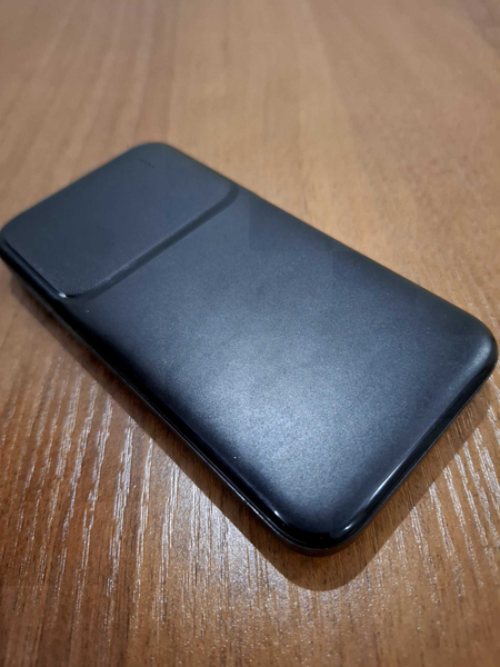 Reex brandiga tegishli 10 000 mAh lik powerbank...