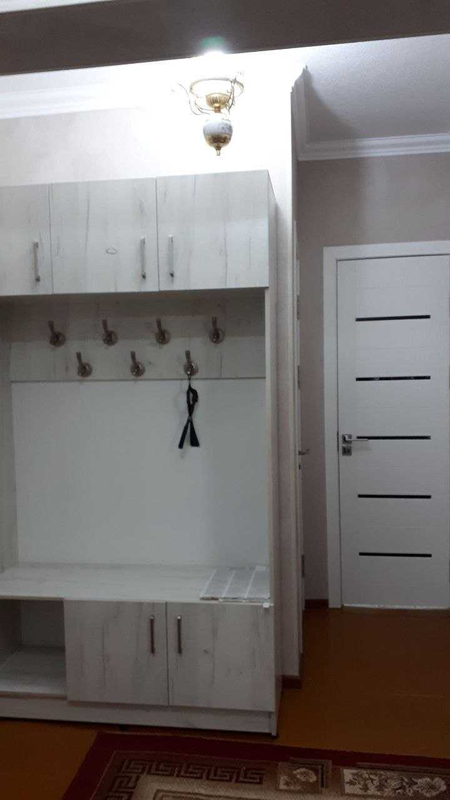 Сдается 4 ком в центре , Садыка Азимова семье. Недорого.