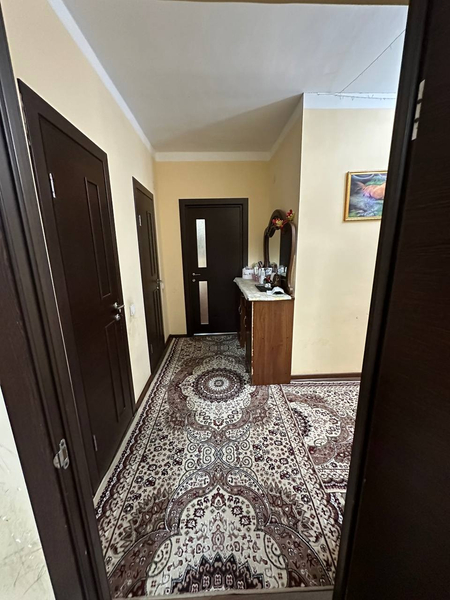 7 qavatli uyning 5 qavatidagi 3 xonali 75 kv.m xonadon sotiladi.