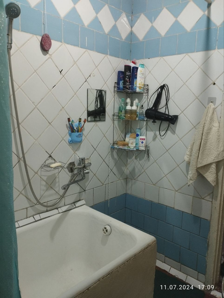 Продам чиланзар 21. Двух комнатная. Не торец