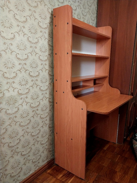 Продаётся  письменный стол