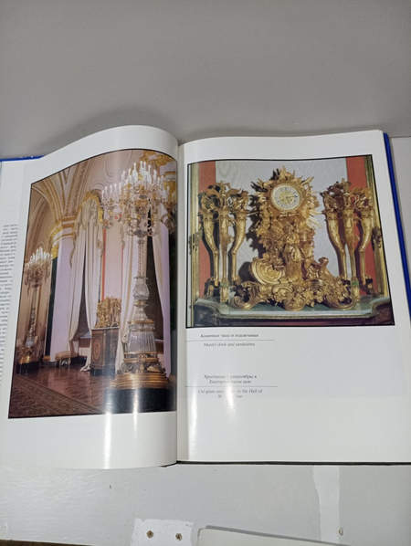 Продаються книги.