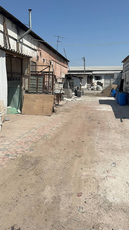 Продаётся частная 1 800 м². производственная база.