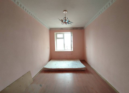 Продается 4х комнатная кв.5й этаж. 90м2. Микрорайон.