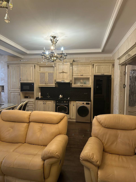 Новостройка. Метро Хамид Алимжана орентир кафе Полянка. 5 комнат 200м2