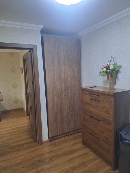 Продаю 4/5/5 массив Феруза-2, вдоль дороги, балкон 2х6.