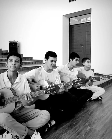 Gitara darsi prafesional tarzda otiladi