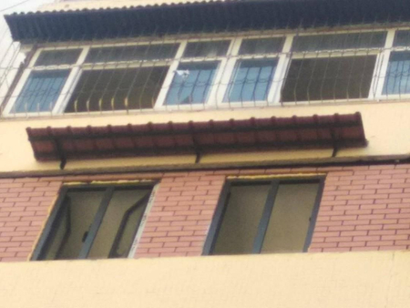 Козырьки над окнами и бельевые ролики