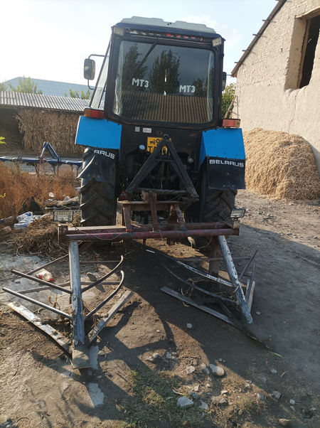 Traktor sotiladi
