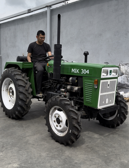 Mini Traktor MIK 304 (BY-304) John Deere Karobka
