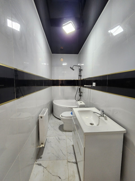 2-xonali 1-qavatda 60m² kvartira sotiladi
4-qavatli g'ishtli dom
Narxi