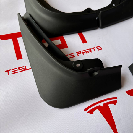 В наличии брызговик для Tesla Model 3