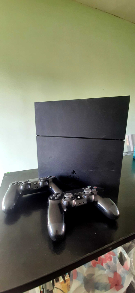 PS4 2ta pulti bilan sotiladi