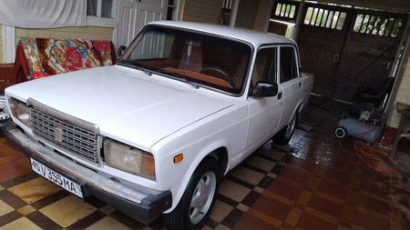 Vaz 2107 sotiladi