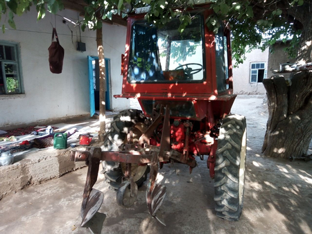 T25 traktori sotiladi