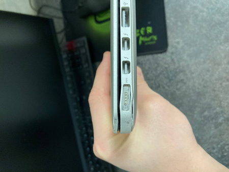 Macbook Pro 15 core i7- 4.0Ghz / 16GB RAM/ 1TB SSD/ 2GB AMD Graphics