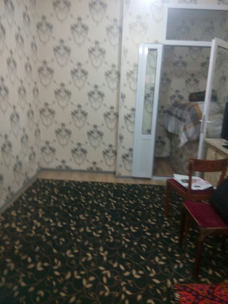 Srochna 1 xonalik novastroyka sotiladi shu holatida. Bozor oldida