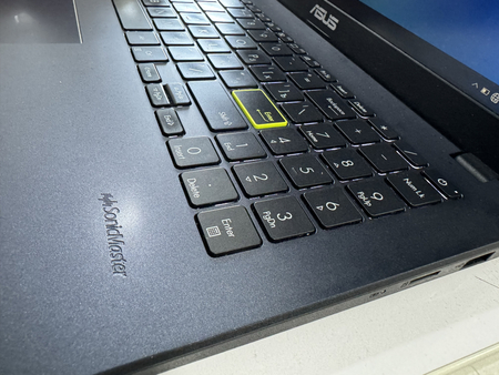 Asus klavyaturasi yonadigan ofisnoyni ideali