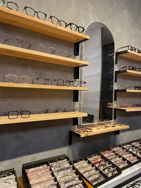 Optika do’konlari uchun mebellar zakazga
