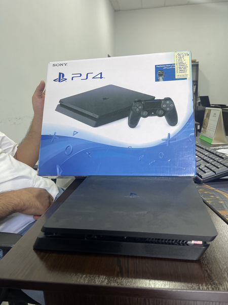 Ps4 slim sotiladi 1 tb lik hali uncha ishlamagan pachti yngidek