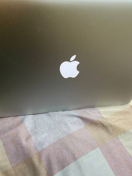 Macbook air 13  sotiladi yangidek