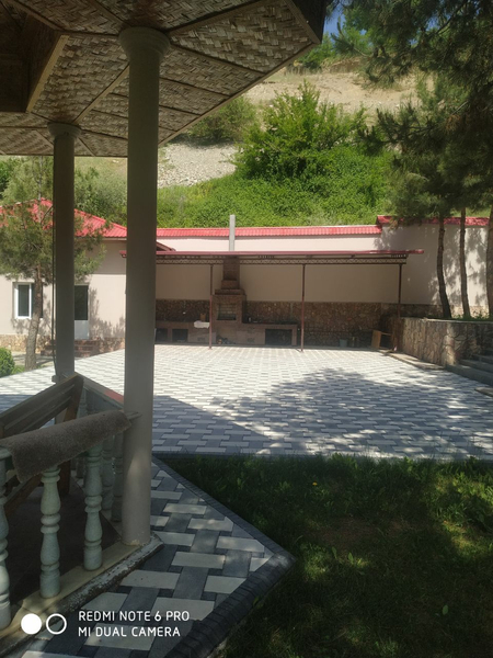 Dacha ugam daryosi buyida bochka yaqinida