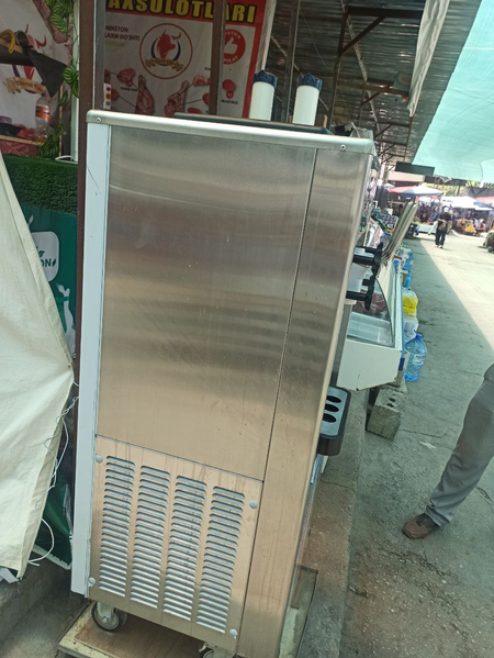 Мороженое апаратини сотаман янги ишламаган  220 w  ишлайди ишлаши зур