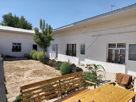 Srocha hovli sotiladi Kelesda