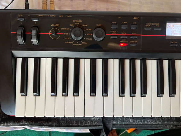 Korg Kross sotiladi 61 klavish to'yga tayyor sola garmoniyaga