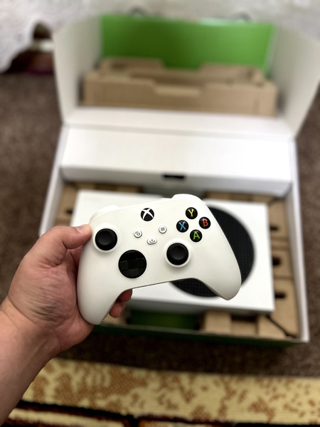 Срочно продаю Xbox Series S (на запчасти)